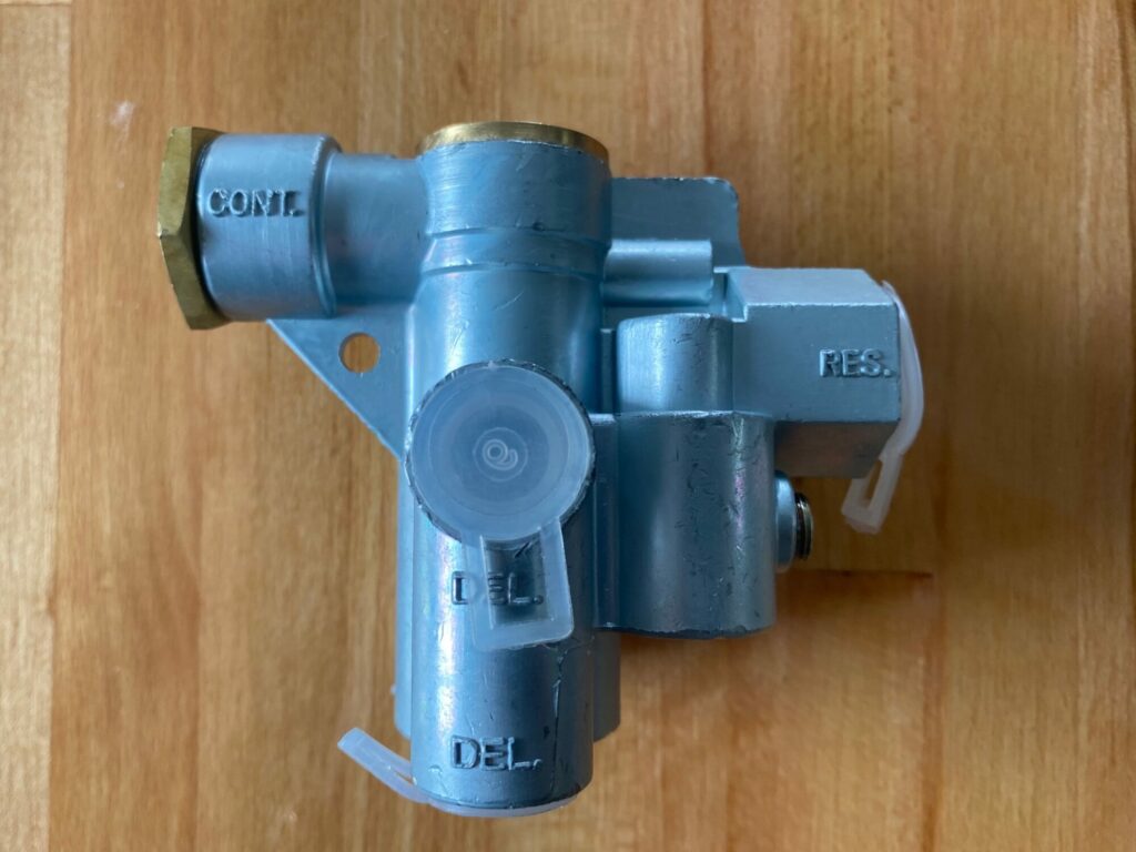 Spring Brake Control Valve for trucks - 110700N | Canvec.com